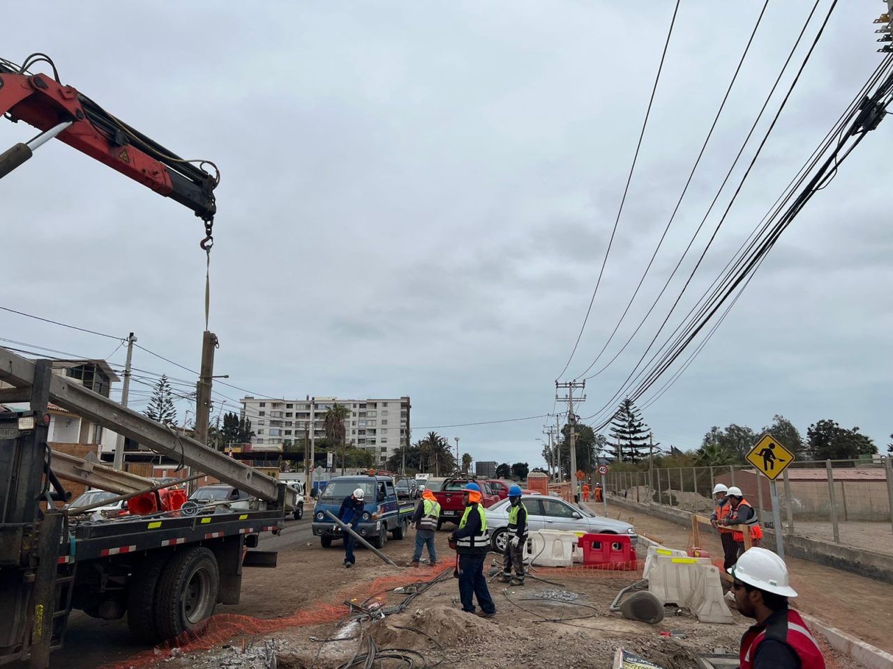 Avanzan trabajos en acceso a Azapa con traslado y retiro de postación ...